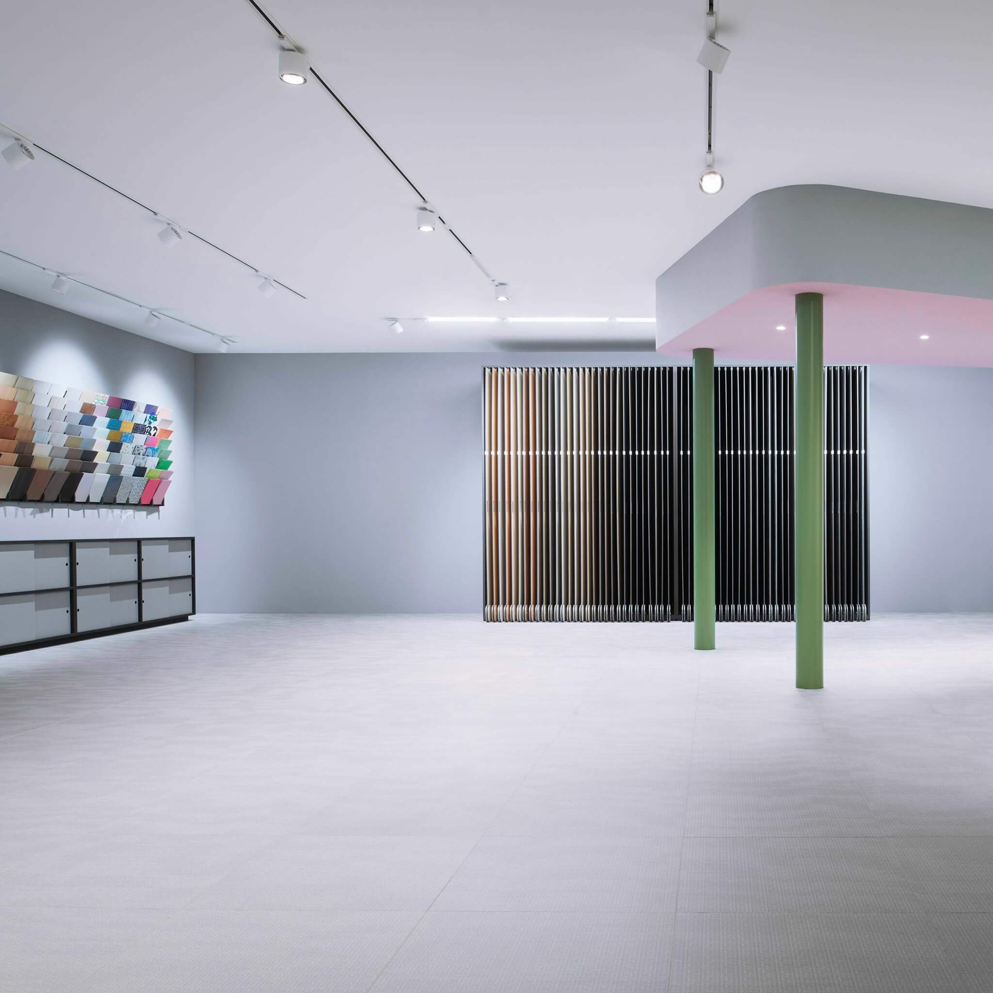 La nueva sala de exposiciones de Abet, diseñada por los comisarios de ...